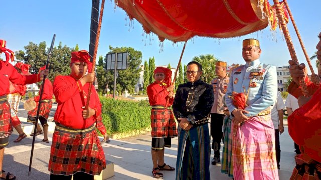 Menpan RB Terima Gelar Adat Daeng Tojeng di Musuem Balla Lompoa